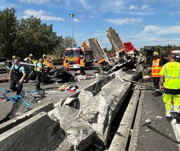 Les images impressionnantes d’un camion transportant un char qui s’est ...