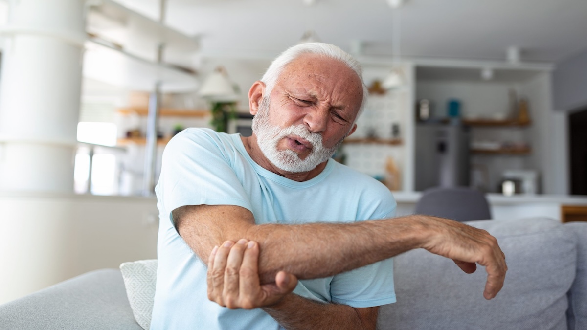 Un homme ressent une vive douleur au bras, vous ne croirez pas ce qui s ...